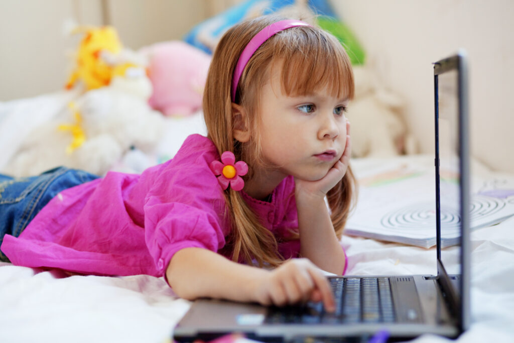 Little girl with laptop - Condorcet